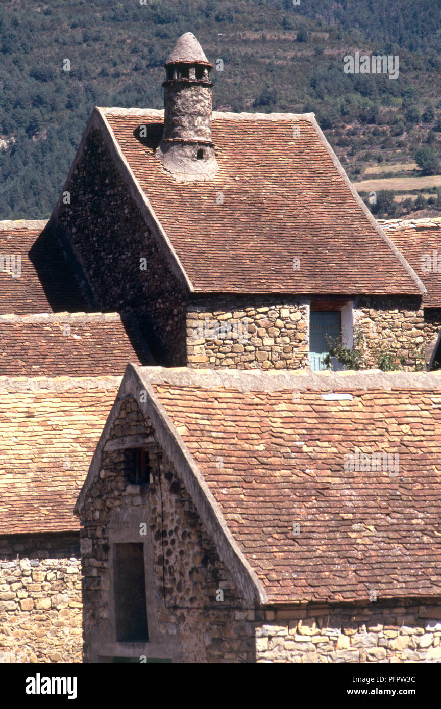 Toit conique en ardoise Banque de photographies et d’images à haute ...