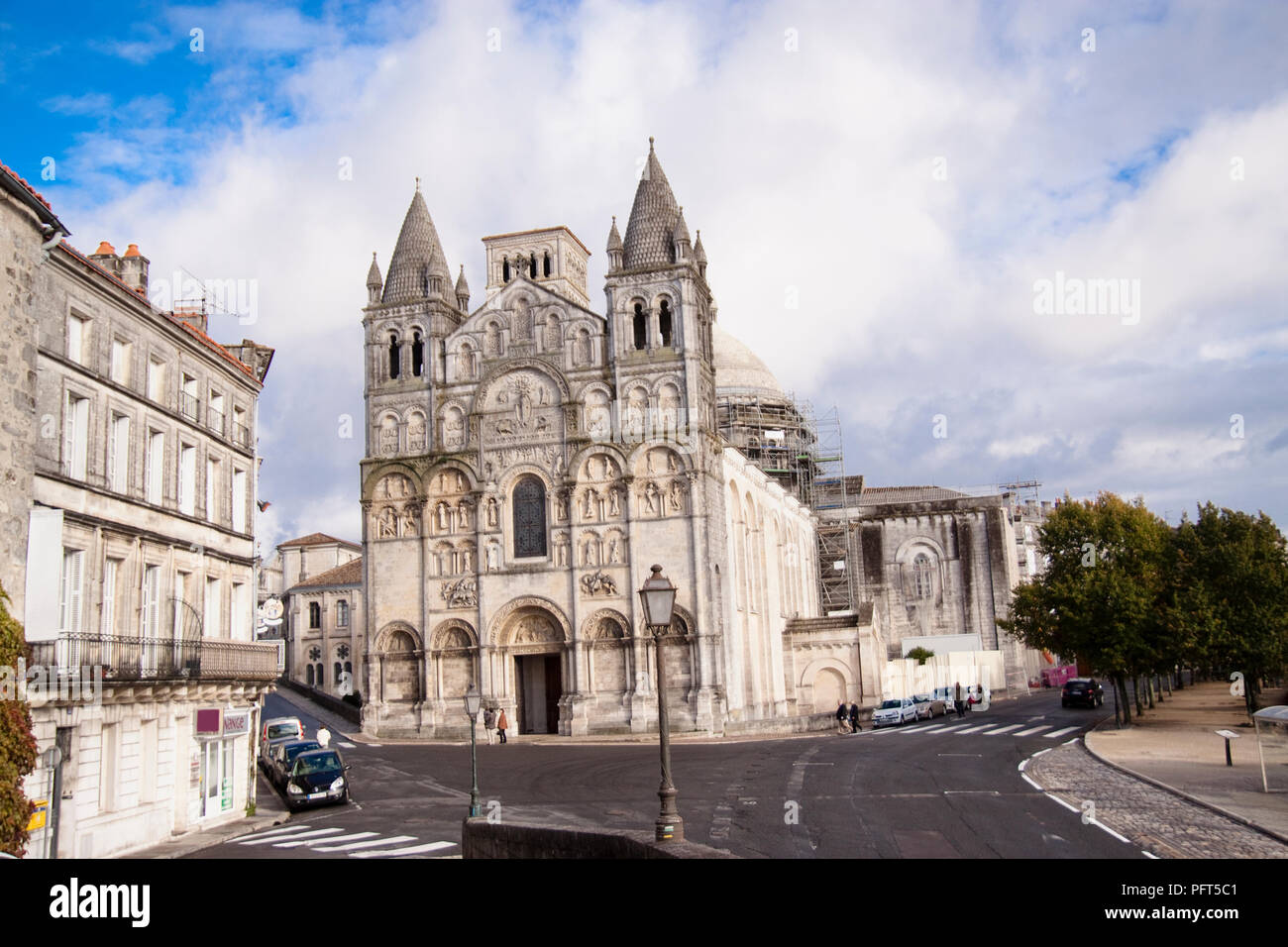 France, Charente, Angouleme, cathédrale Saint-Pierre, vue extérieure de ...
