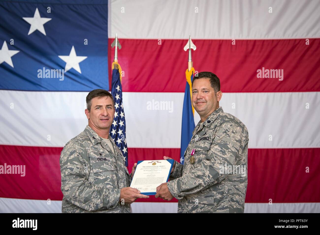Le colonel John Chastain, gauche, commandant du Groupe d'entretien 23d ...