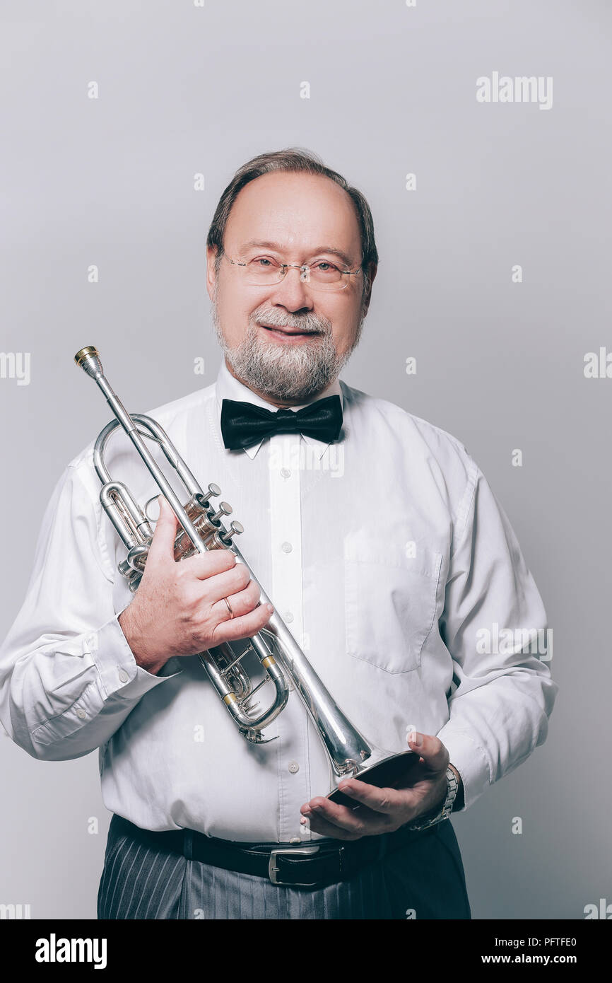 Noir jazz musicien portrait costume trompette Banque de photographies ...