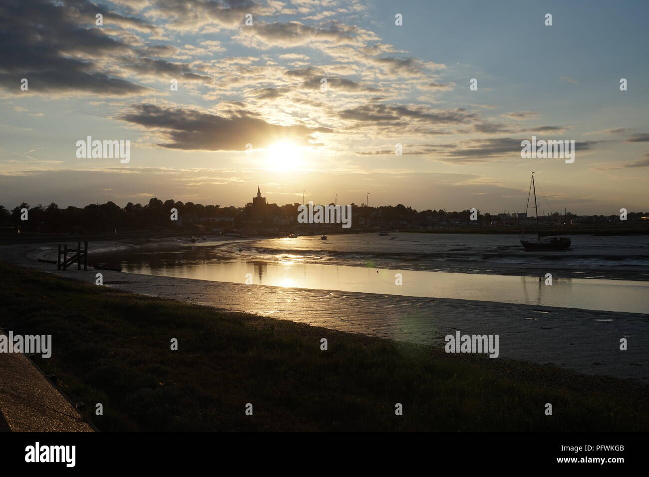 Promenade au port au coucher du soleil Banque de photographies et d ...