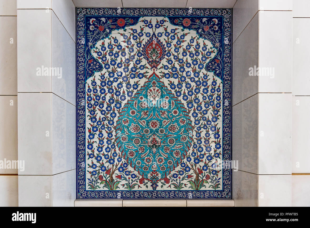 Art mosaïque à l'entrée de la Grande Mosquée de Sheikh Zayed à Abu ...