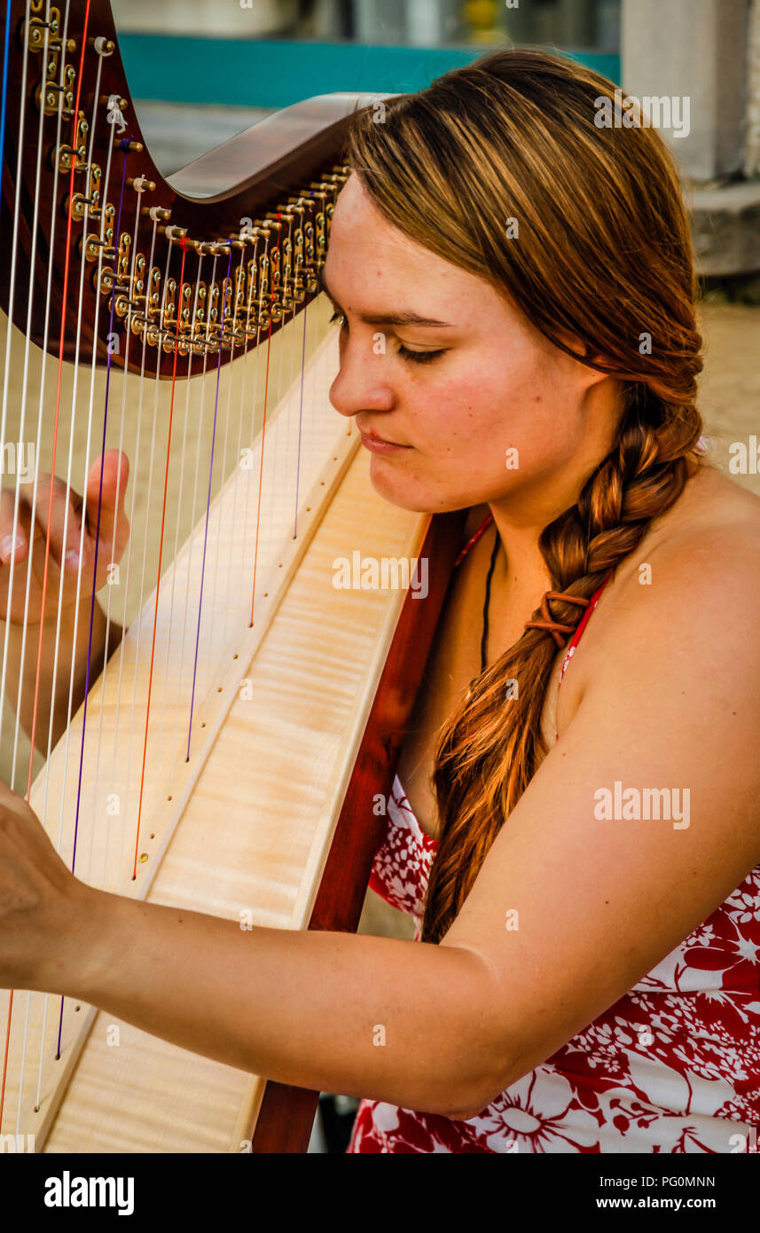 Jeune femme jouant de la harpe Banque de photographies et d’images à ...