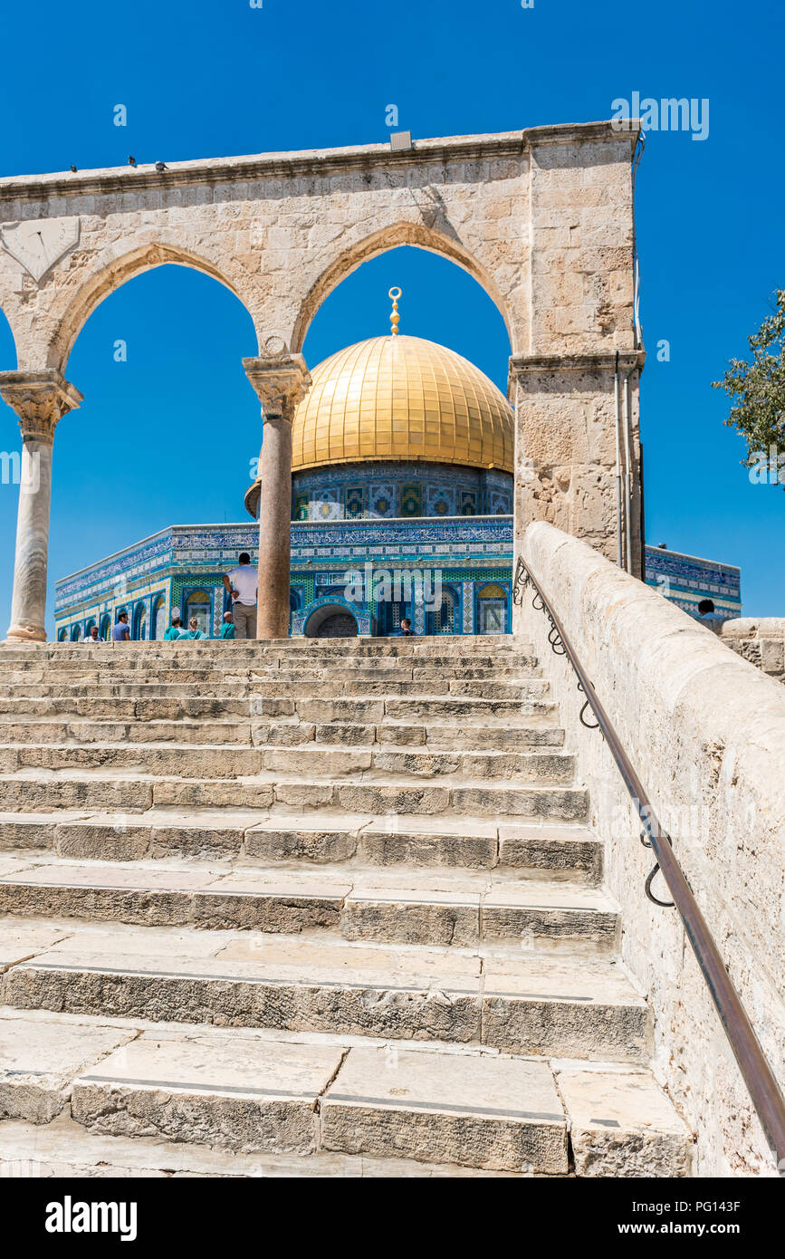 Compound columns Banque de photographies et d’images à haute résolution ...