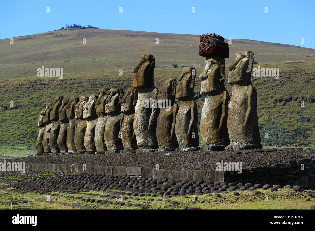Les statues Moai géant de l'ahu Tongariki avec en arrière-plan le ...