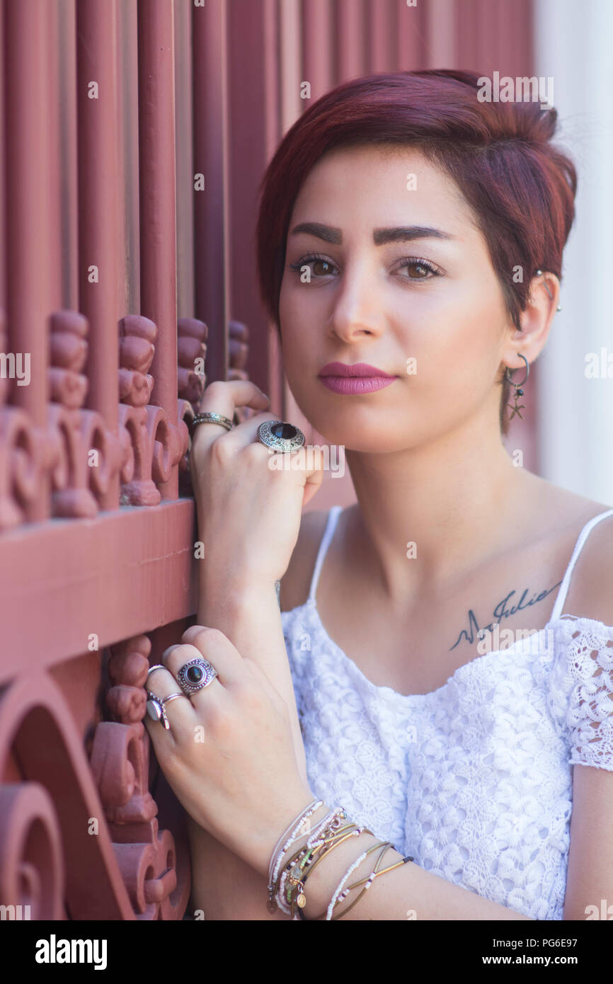 Femme cheveux court rouge à lèvres Banque de photographies et d’images ...