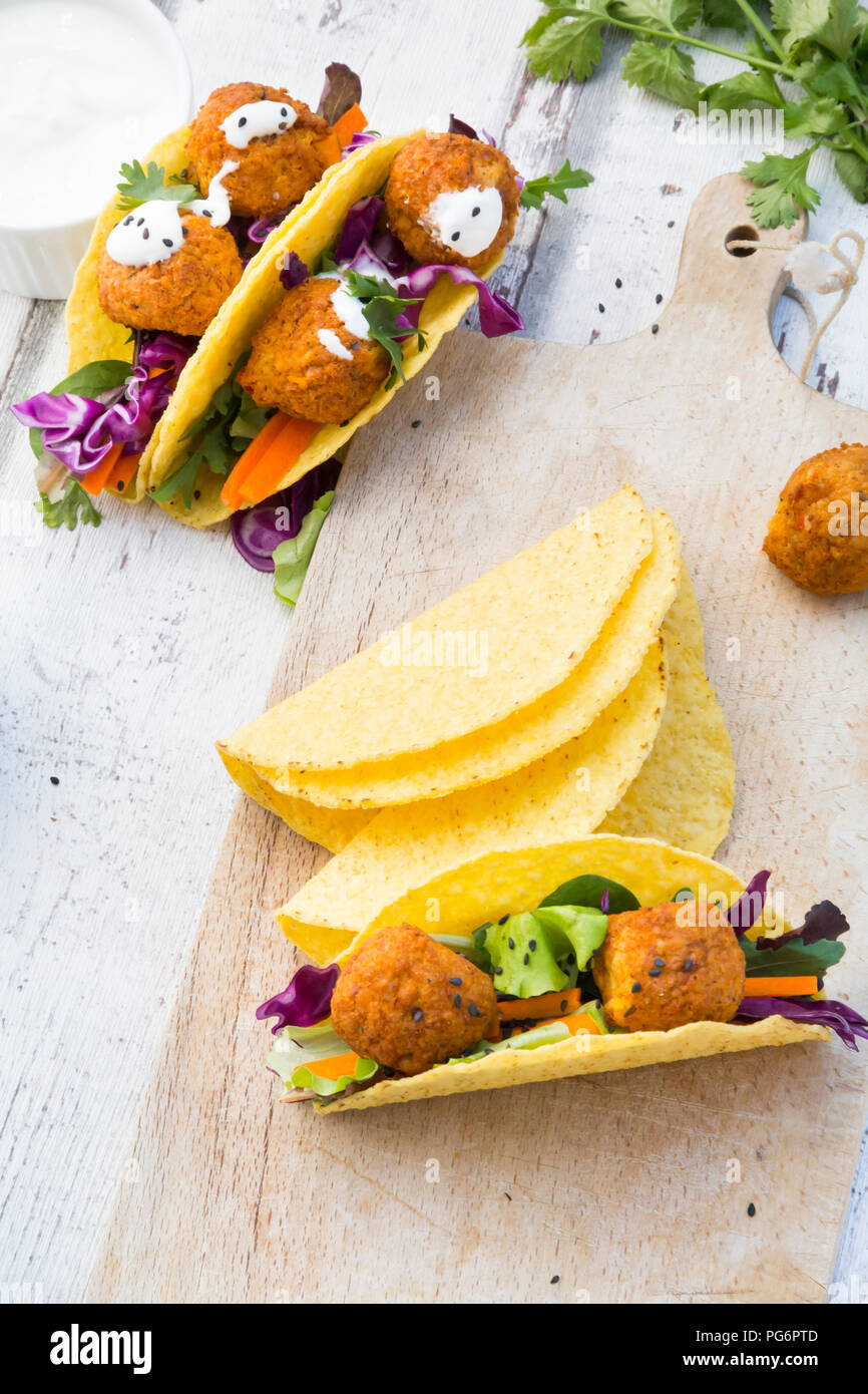 Les tacos avec salade mixte, sweet patato Falafel, carotte, chou rouge ...