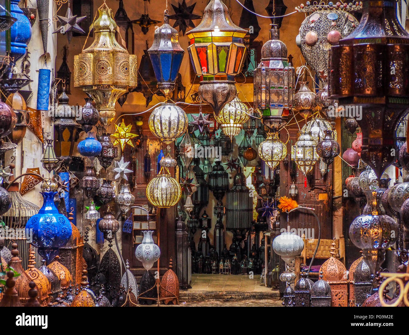 L'éclairage de style marocain dans une boutique dans les souks de ...