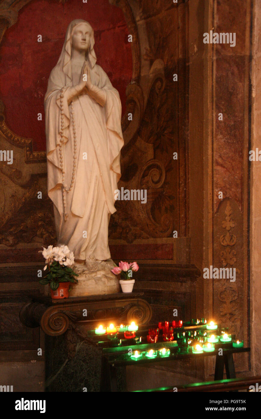 Une statue de la Vierge Marie dans l'église Notre-Dame de Bordeaux ...