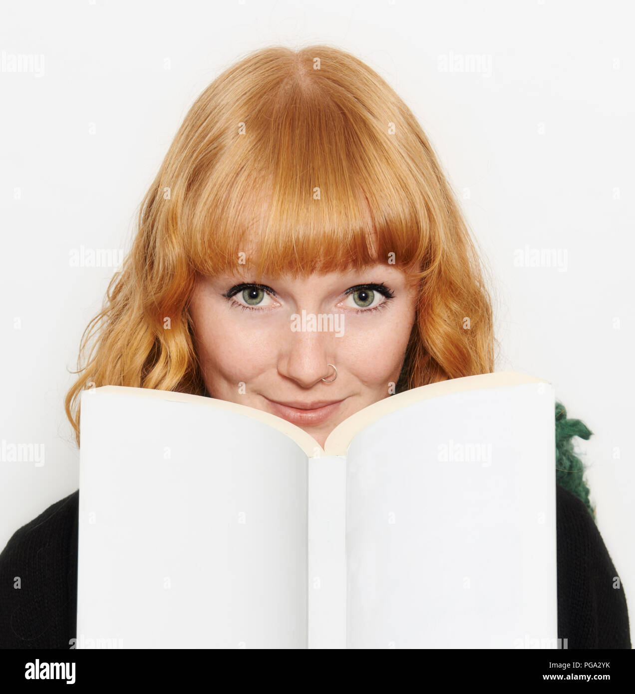 Cheveux roux yeux bleus fille Banque de photographies et d’images à ...