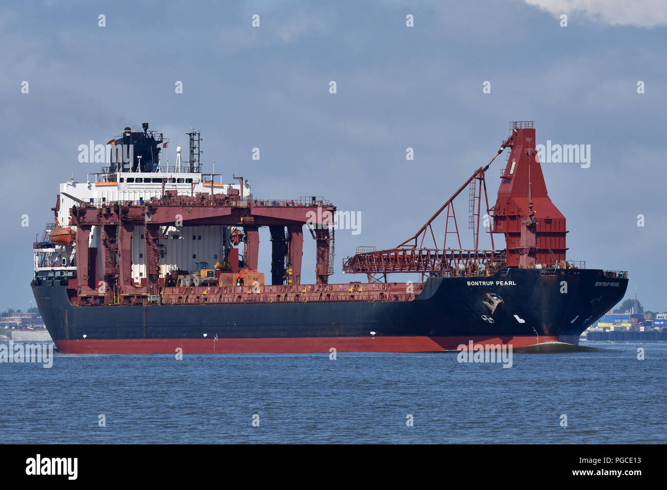 Bulk carrier cargo ship discharging Banque de photographies et d’images ...