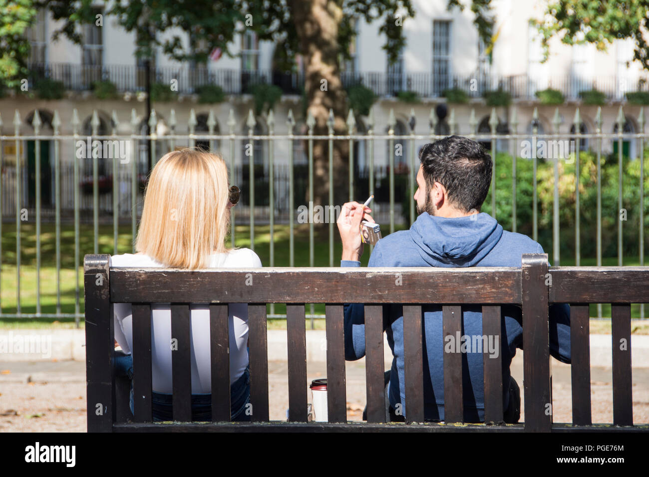 Couple De Femmes Hommes Assis Sur Un Banc Banque De Photographies Et D