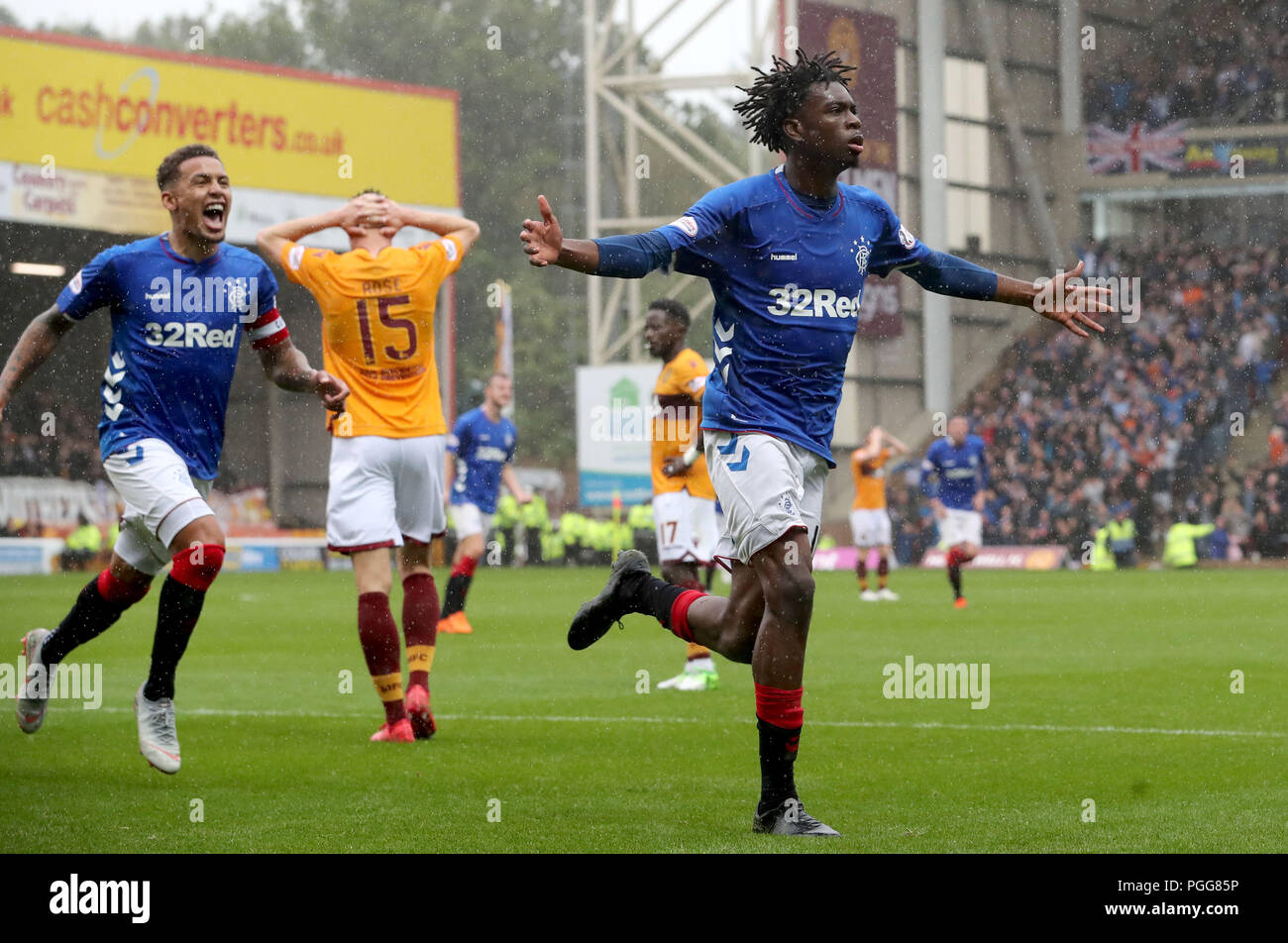 Ejaria Ovie des Rangers célèbre marquant son troisième but de côtés ...