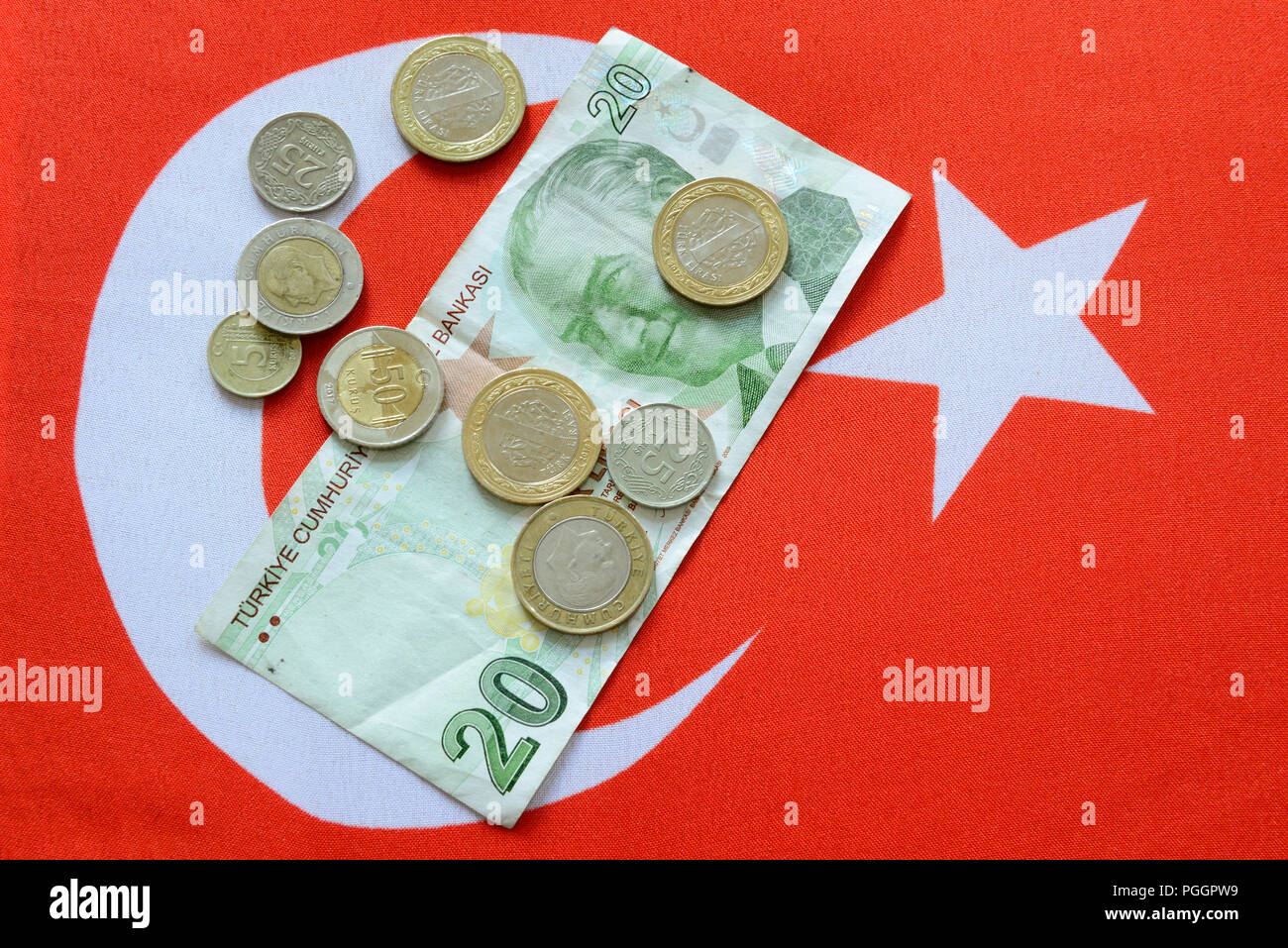 Billets et pièces de la livre turque sur le drapeau turc. La lire ...