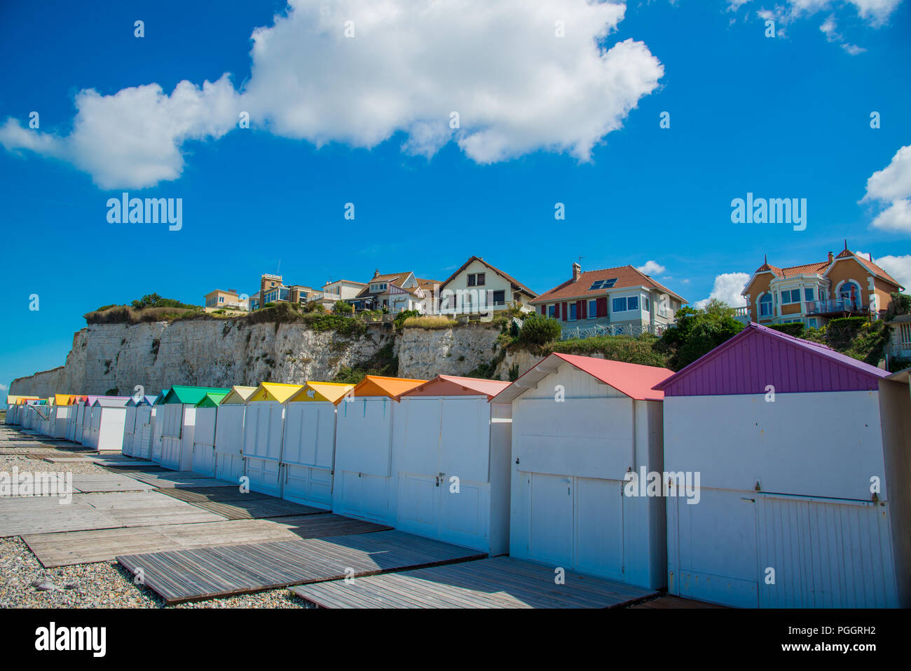 Cabines de plage, les falaises et la plage de la côte de Criel sur Mer ...