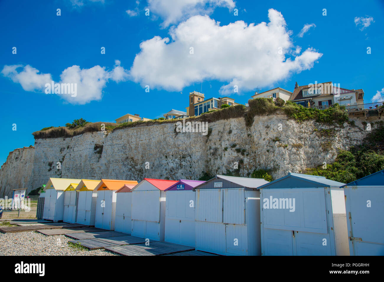 Cabines de plage, les falaises et la plage de la côte de Criel sur Mer ...