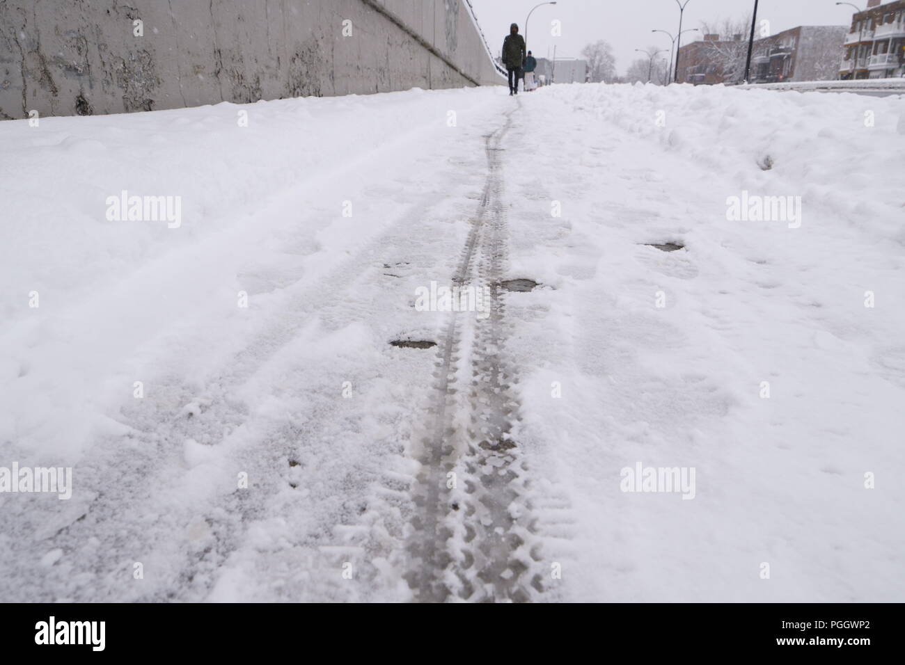 Traces de pneus dans la neige Banque de photographies et d’images à ...