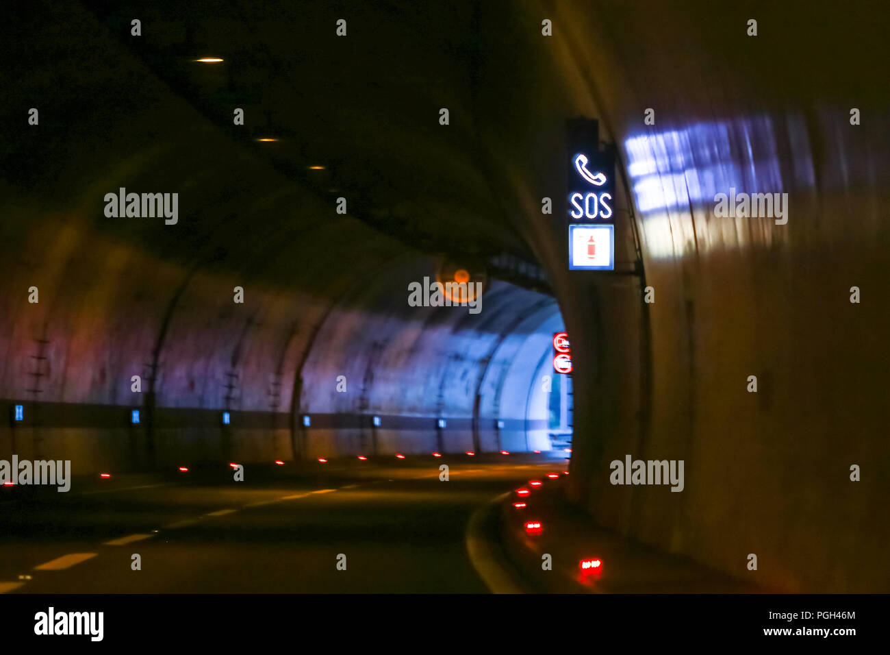 Emergency exit sign in tunnel Banque de photographies et d’images à ...