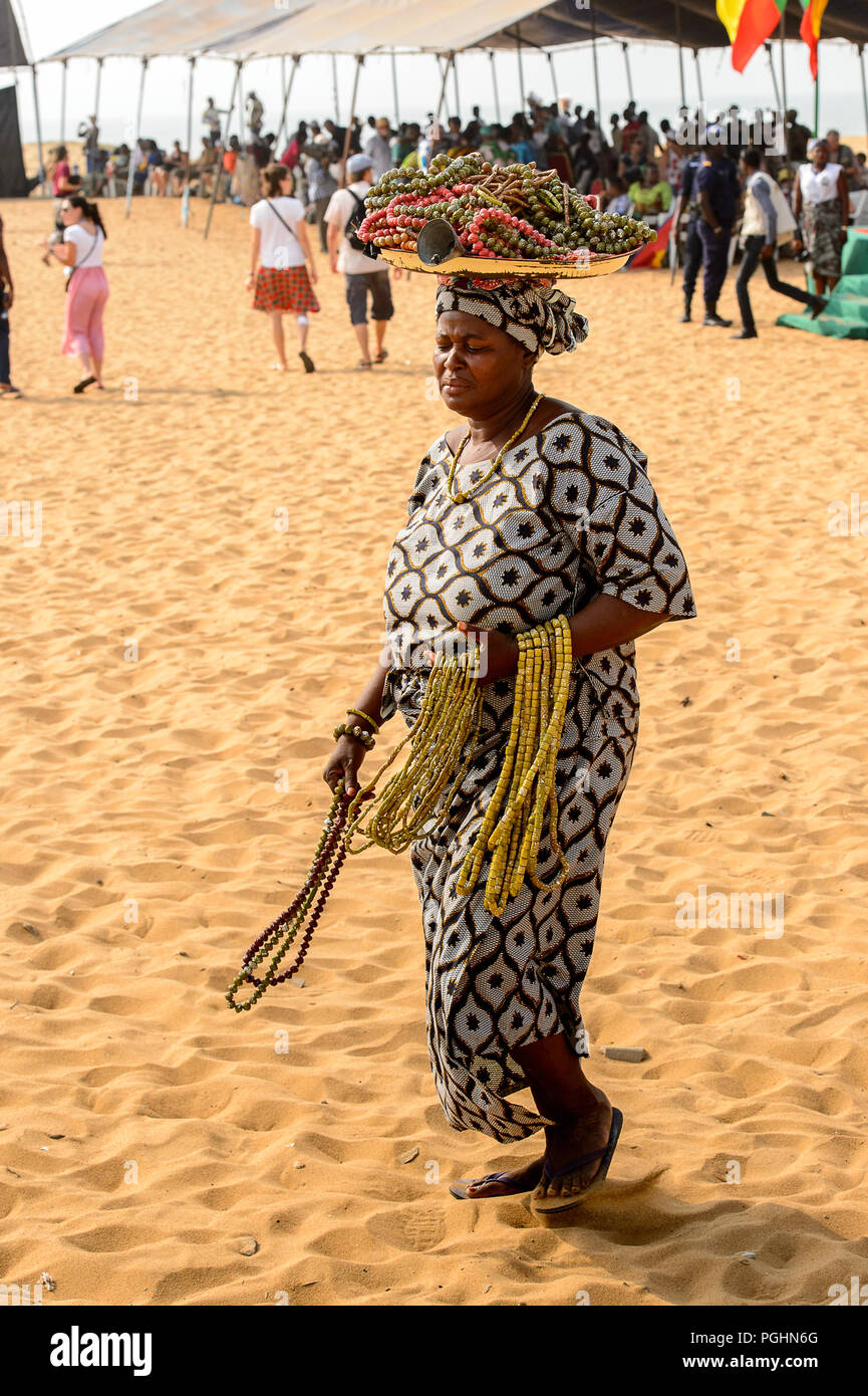 OUIDAH, BÉNIN - Jan 10, 2017 : femme béninoise non identifiés dans les ...