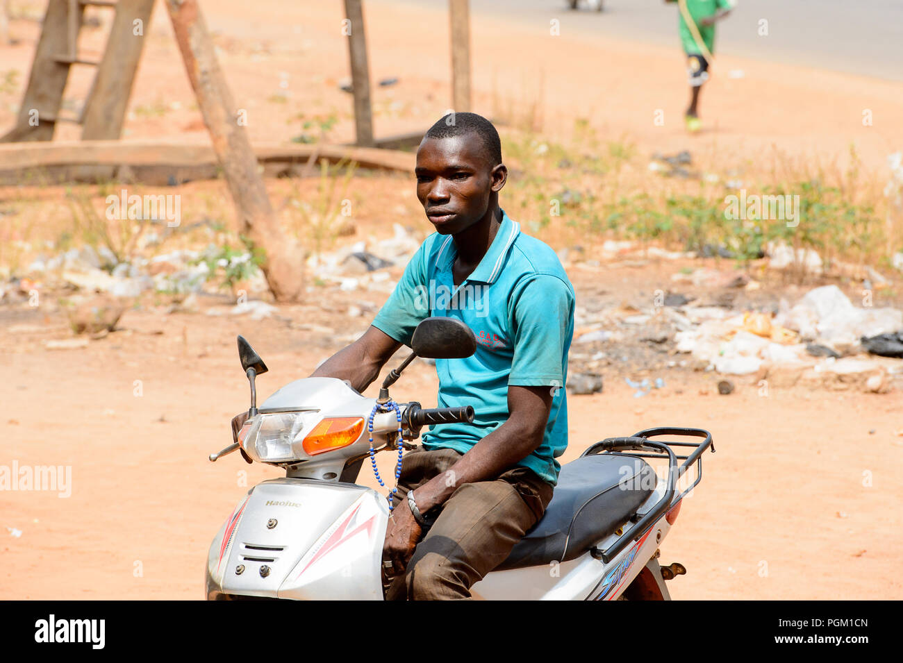 PIRA, BÉNIN - Jan 12, 2017 : l'homme béninois non identifié conduit une ...