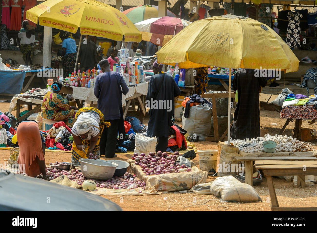 BOHICON, BÉNIN - 12 JAN 2017 non identifié : peuple béninois vendent ...