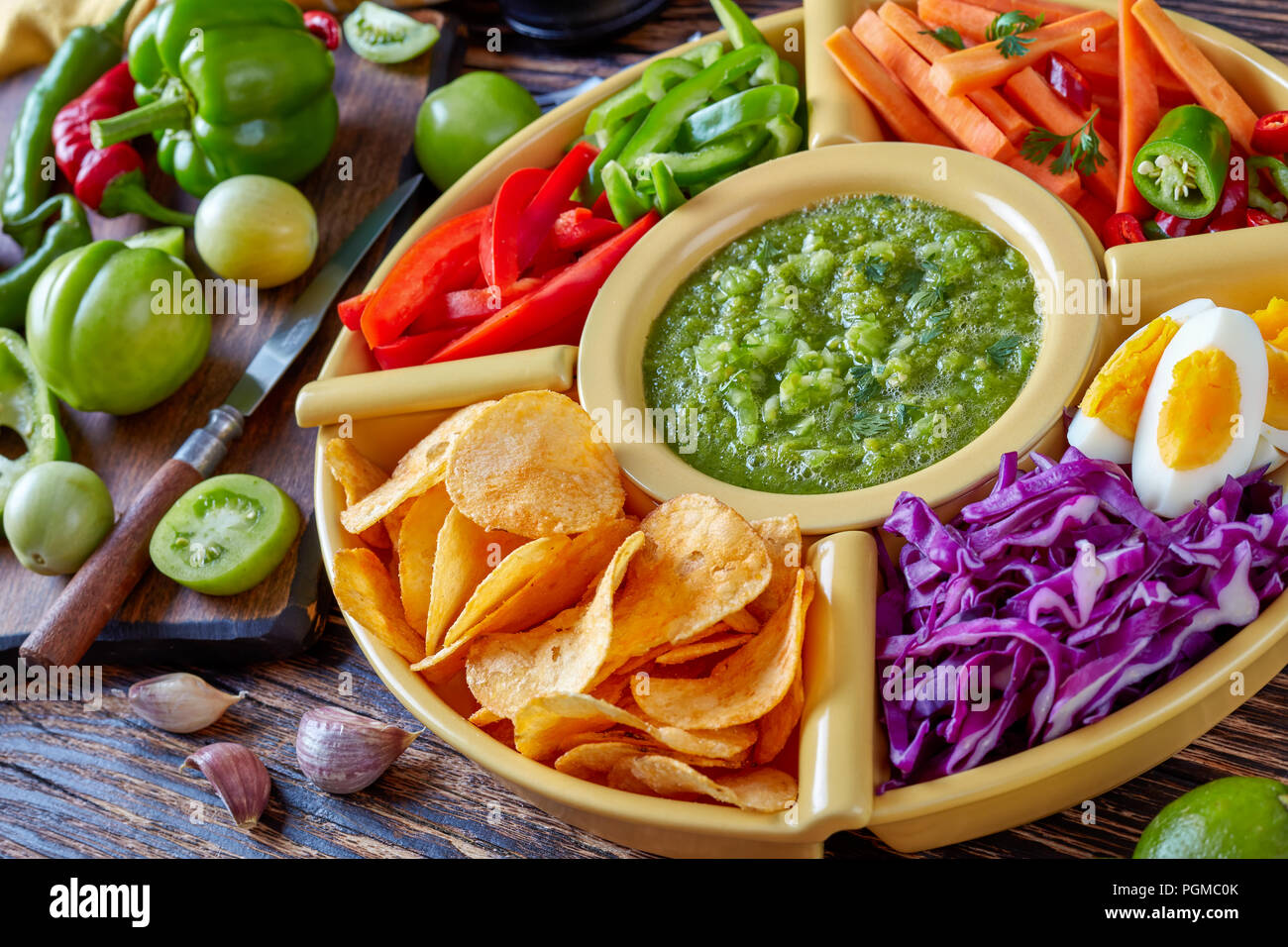 La salsa verde vert et du Mexique ensemble de légumes frais, œufs durs ...