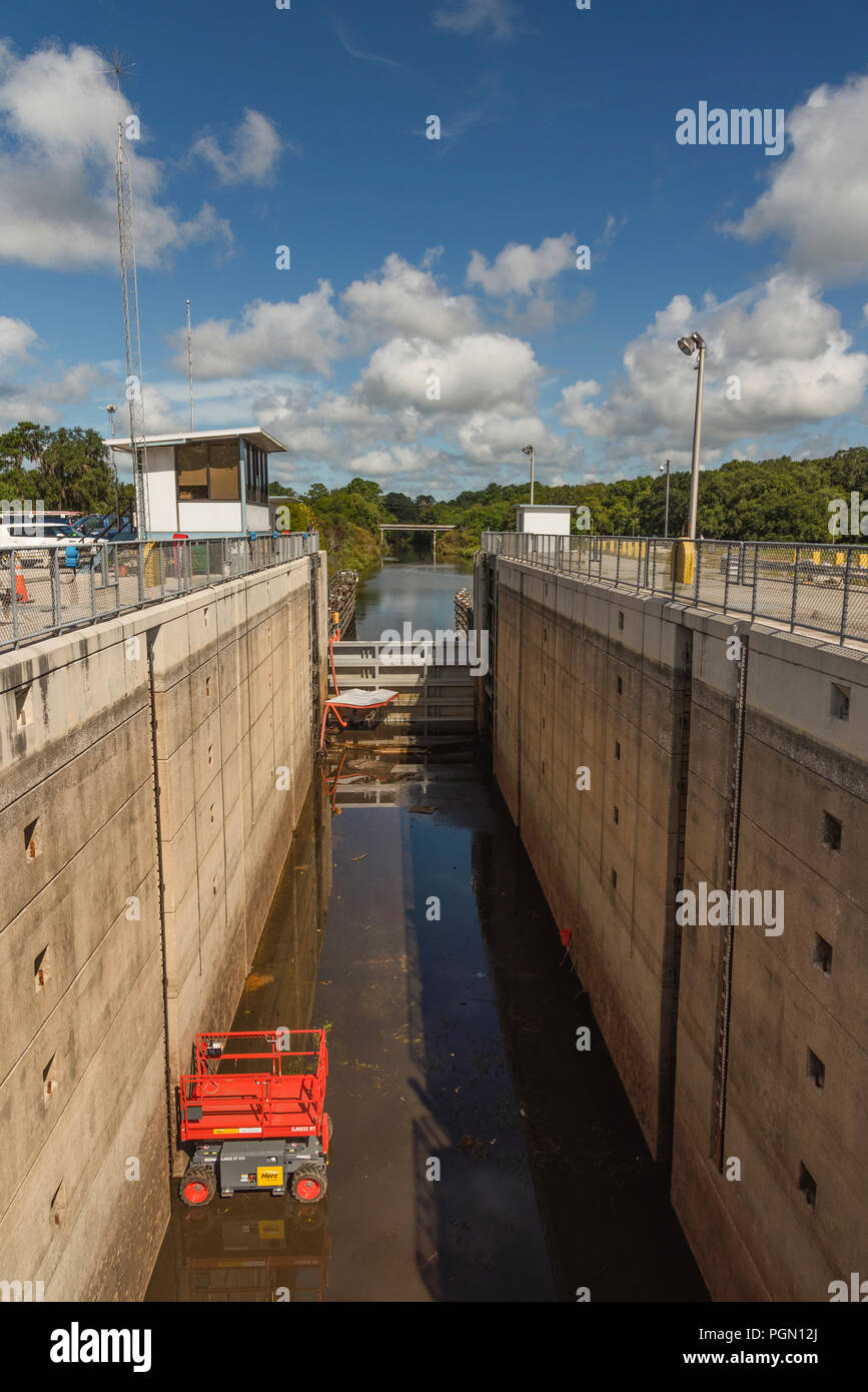 Barrage et barrage de navigation bluff mousse Banque de photographies ...