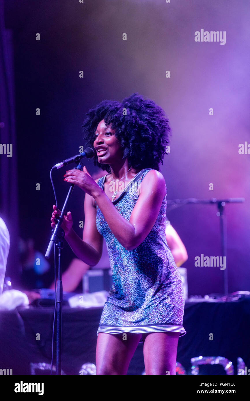 Brazilian singer Banque de photographies et d’images à haute résolution ...