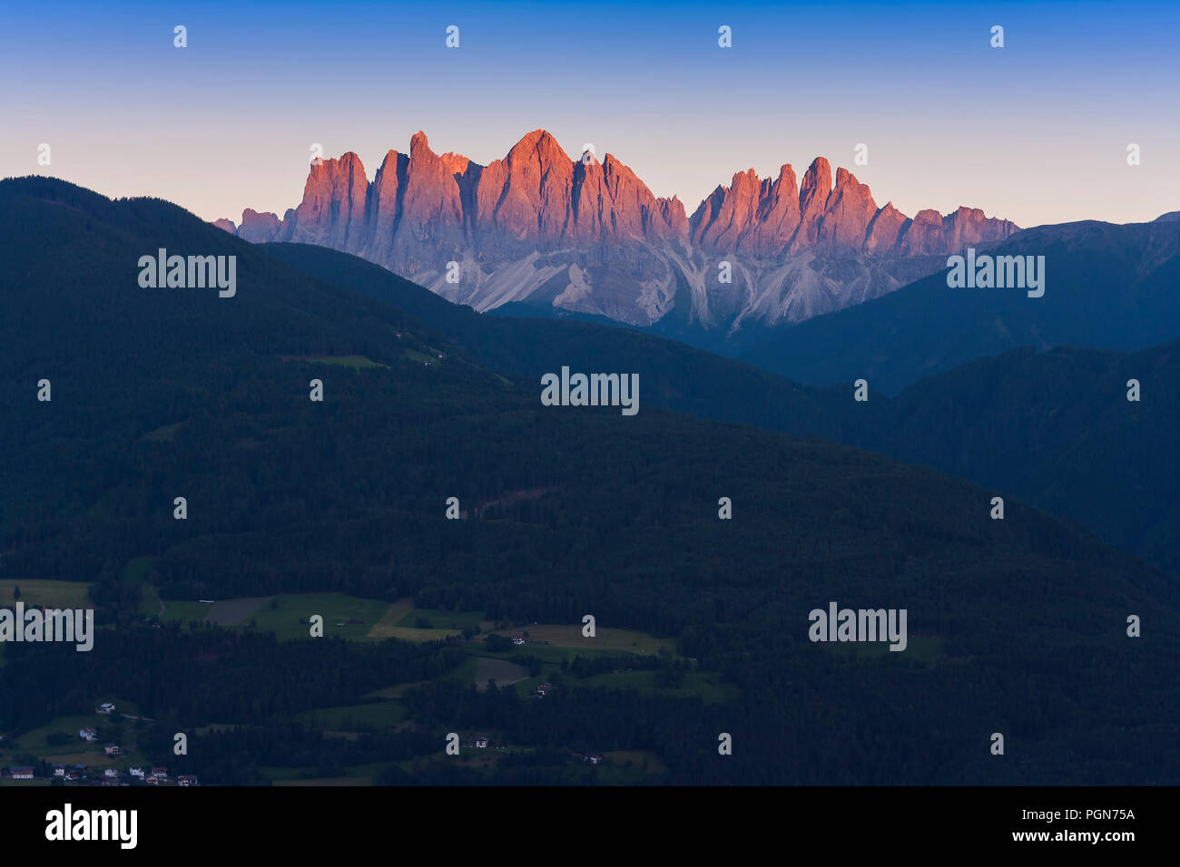 La montagne rouge au coucher du soleil. Paysage des Dolomites, dans le ...