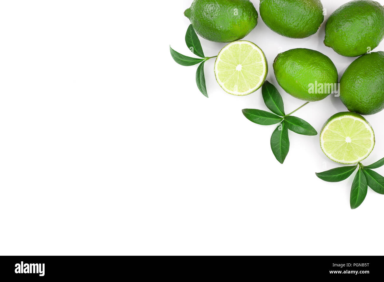 Tranches de lime vith feuilles isolées sur fond blanc avec l'exemplaire ...