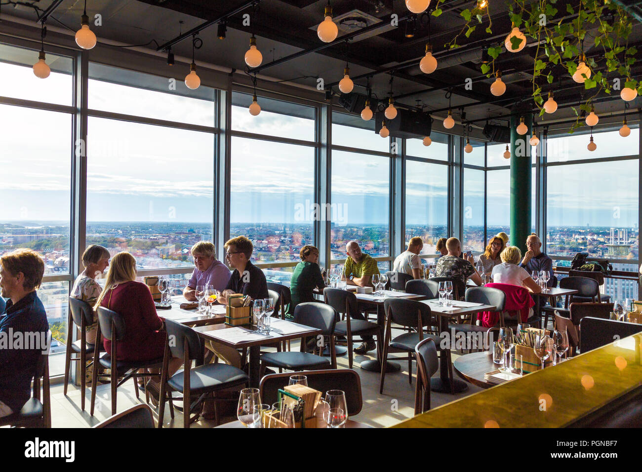 Intérieur du restaurant et bar Himlen avec toits de Stockholm dans l ...