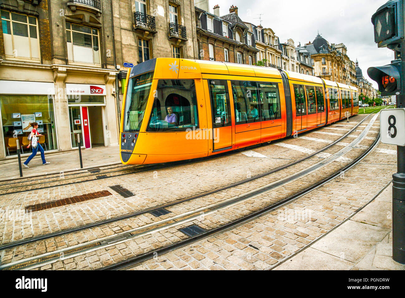 Reims tramway Banque de photographies et d’images à haute résolution ...