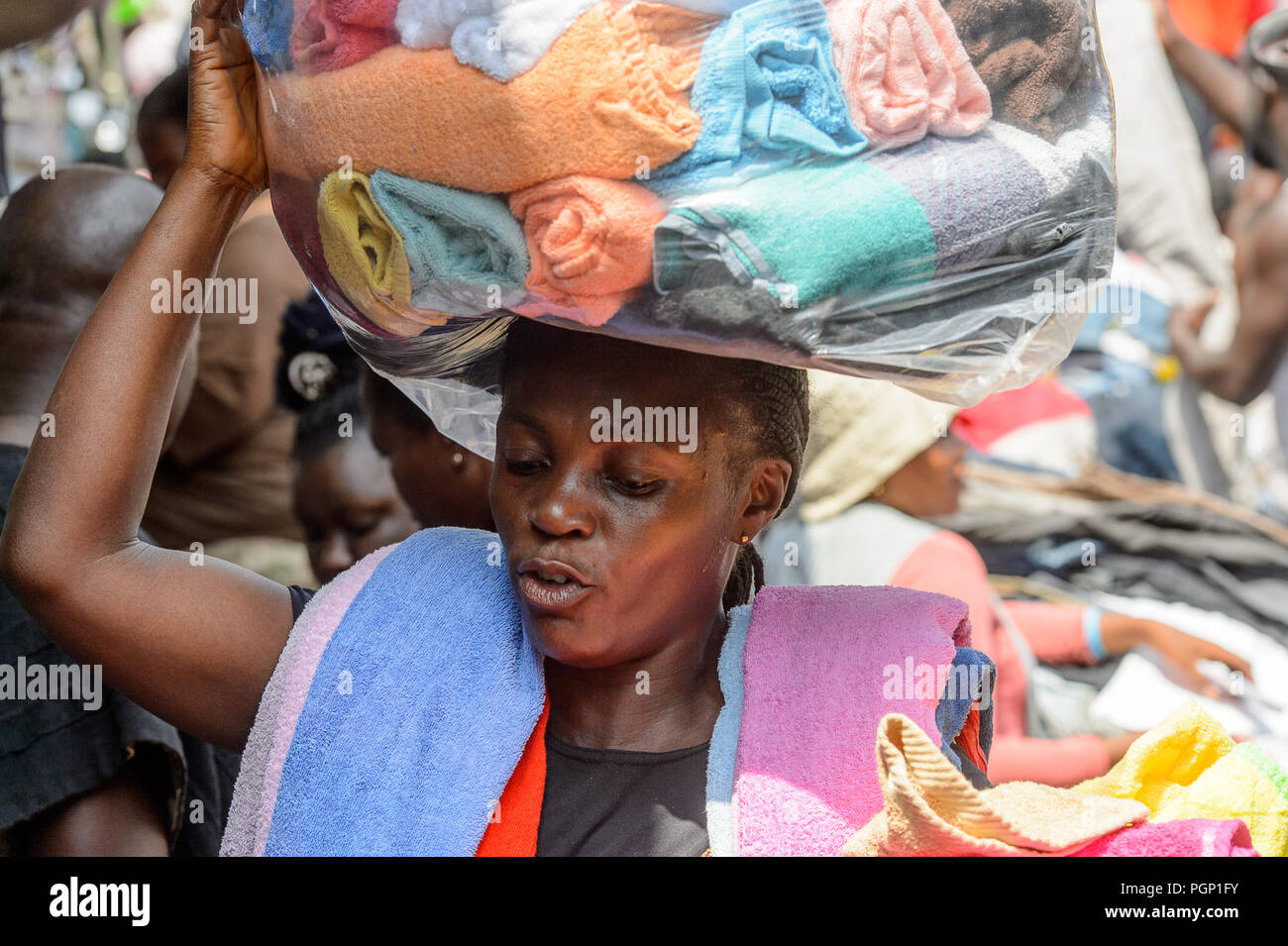 KUMASI, GHANA - Jan 15, 2017 : femme ghanéenne non identifié porte un ...