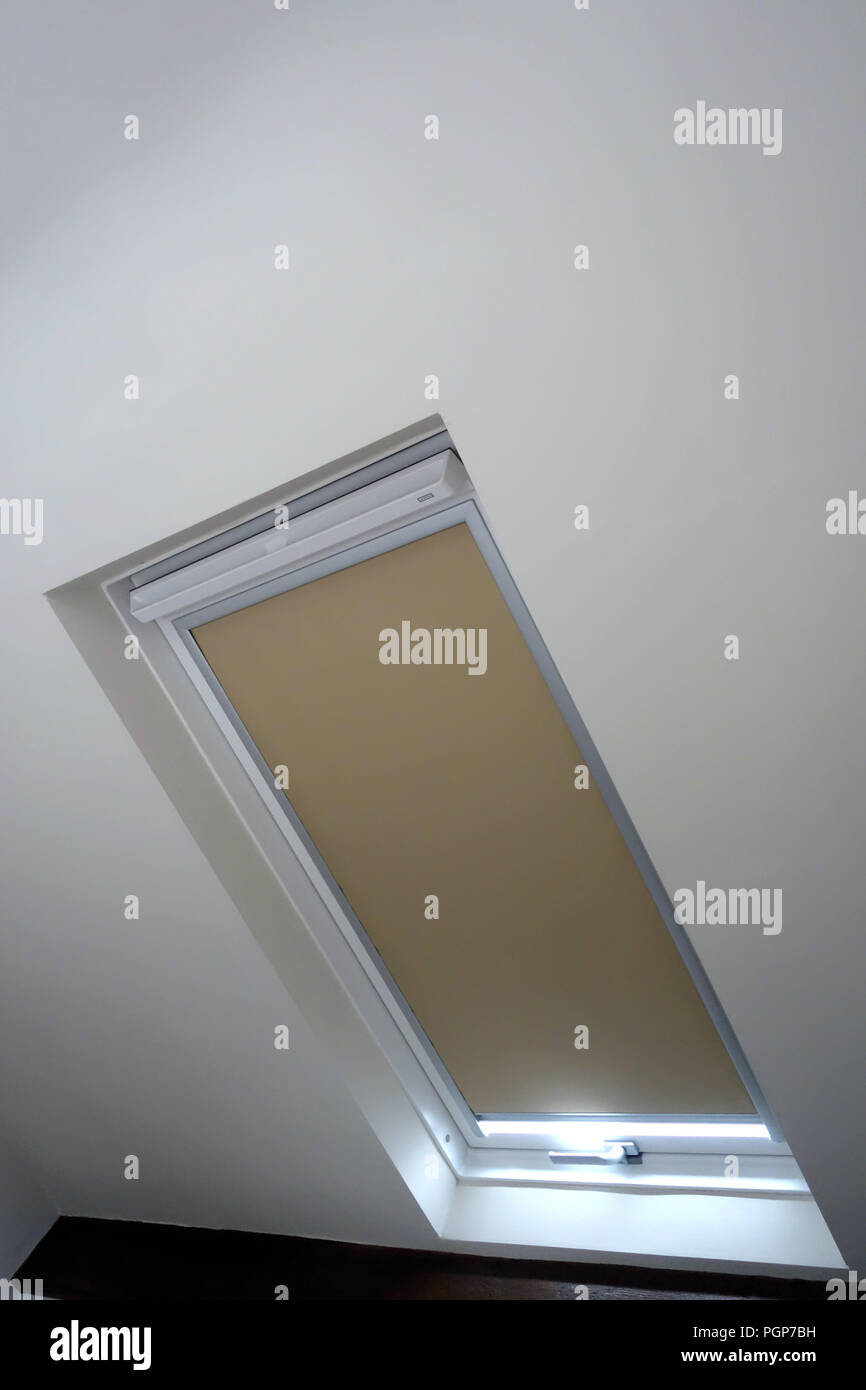 Fenêtre de toit velux Banque de photographies et d’images à haute ...