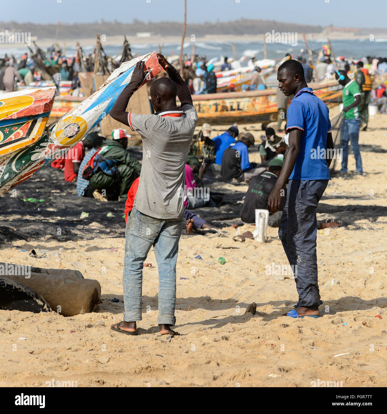 KAYAR, SÉNÉGAL - AVR 27, 2017 : les hommes sénégalais non identifiés à ...