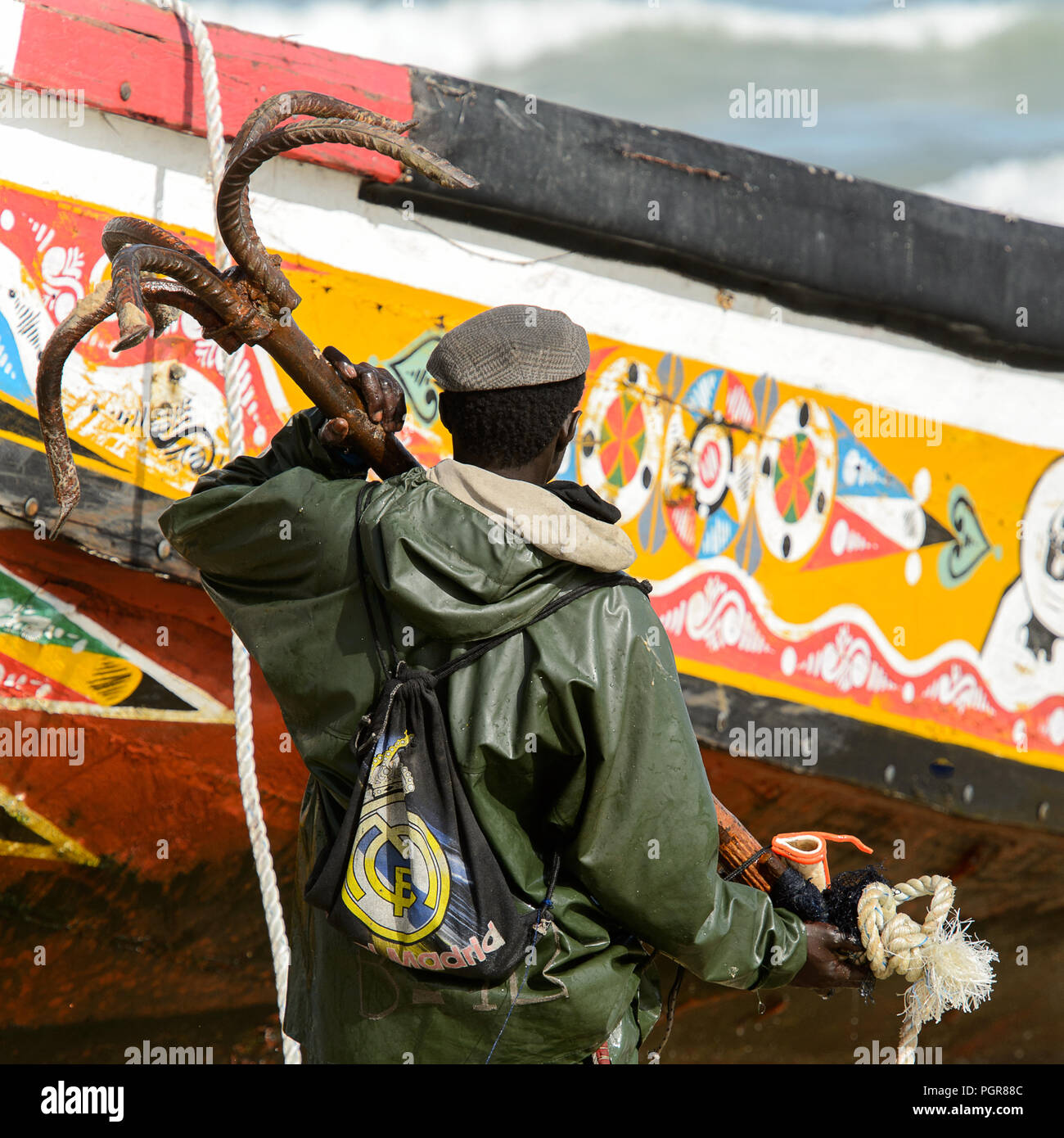 KAYAR, SÉNÉGAL - AVR 27, 2017 : Des Sénégalais jette une ancre à l'eau ...