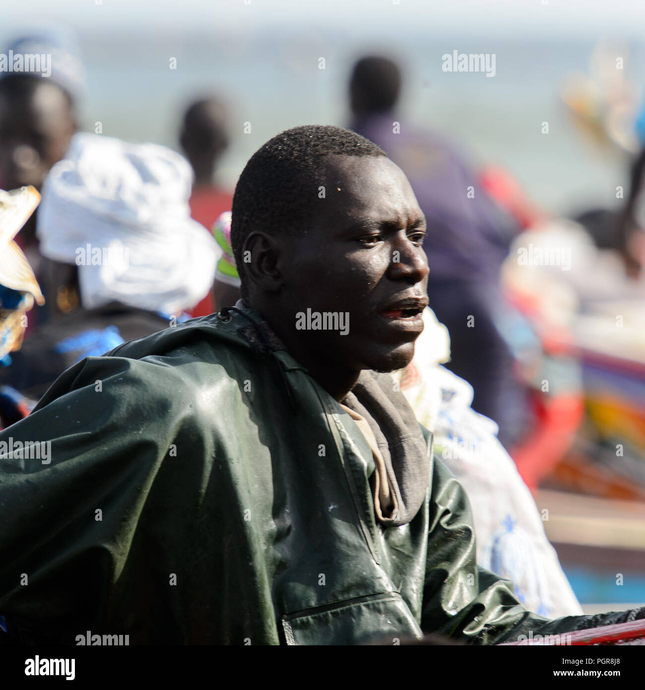 KAYAR, SÉNÉGAL - AVR 27, 2017 : Des Sénégalais se tourne vers l'avenir ...