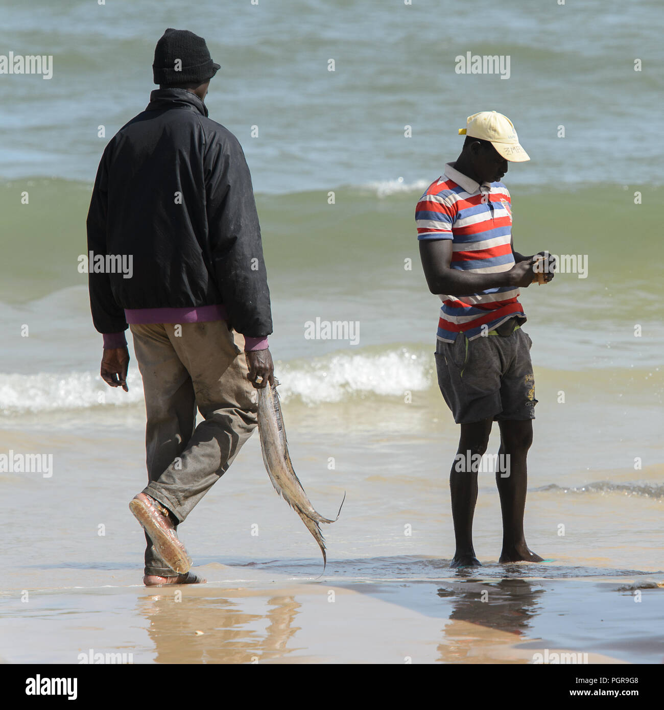KAYAR, SÉNÉGAL - AVR 27, 2017 : les hommes sénégalais non identifiés à ...