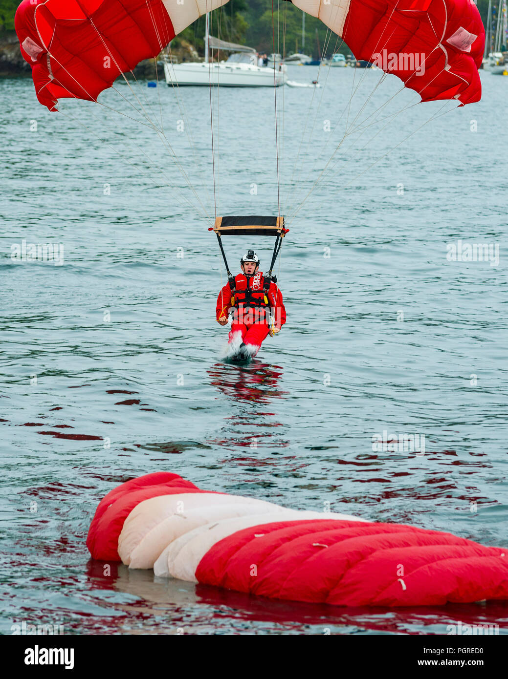 Parachute water landing Banque de photographies et d’images à haute ...