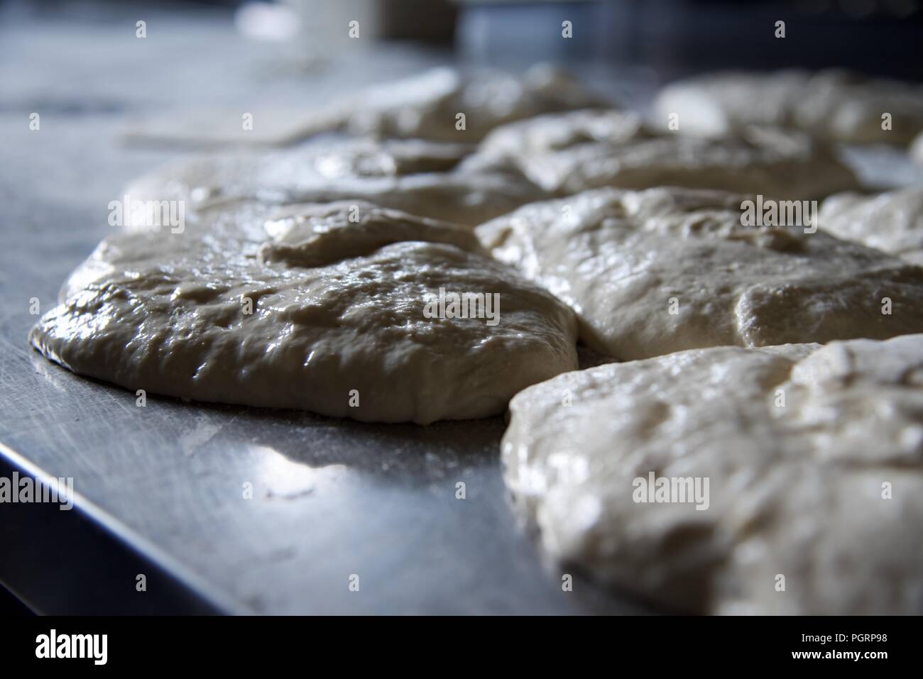 La fabrication du pain : dans un restaurant cuisine le chef se met à ...