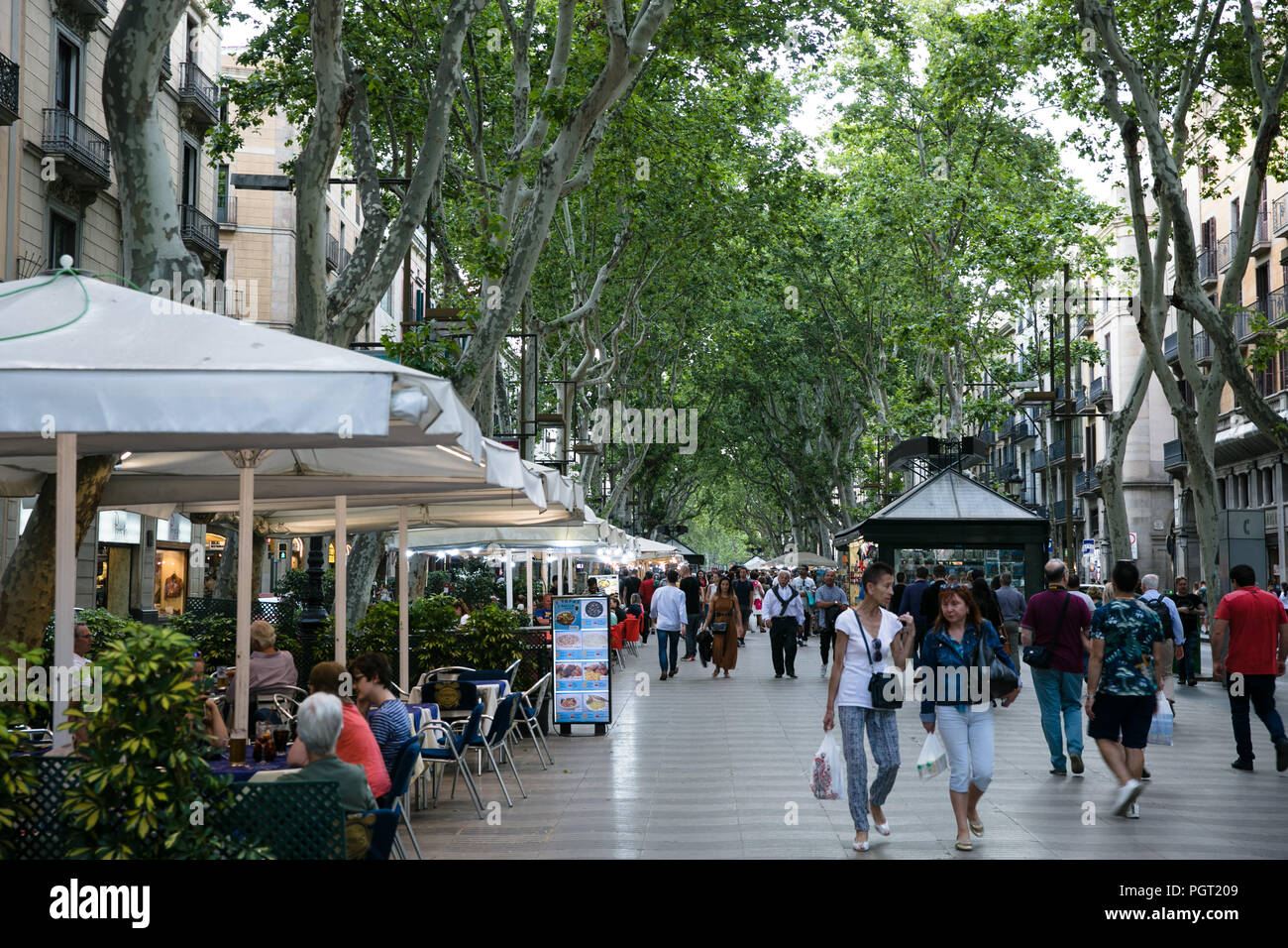 Ramblas barcelona spain souvenirs Banque de photographies et d’images à haute résolution - Alamy