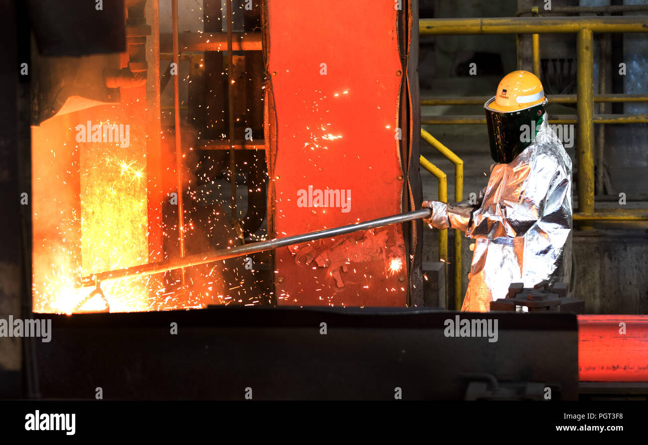 Traitement thermique de l'acier Banque de photographies et d’images à ...