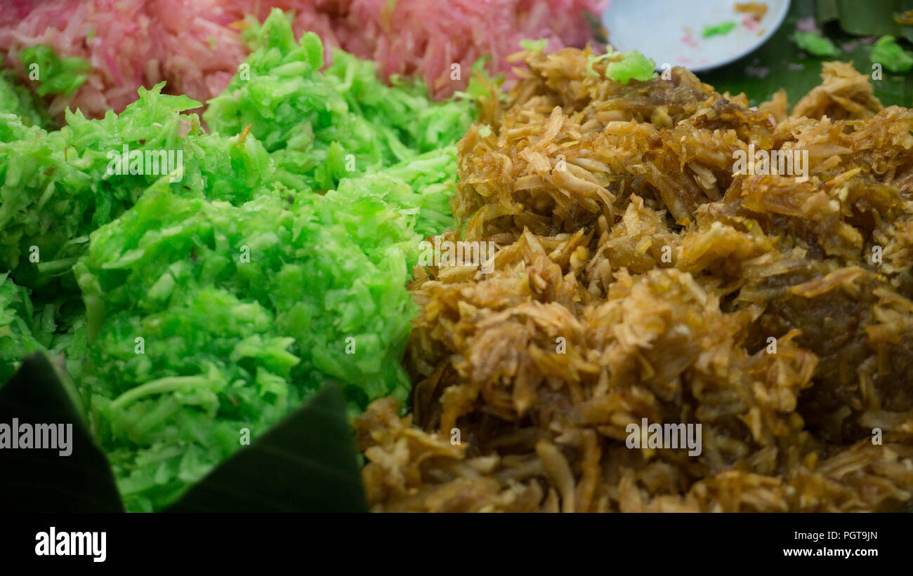 Gebral traditionnel gâteau coloré fabriqué à partir de manioc dans le ...