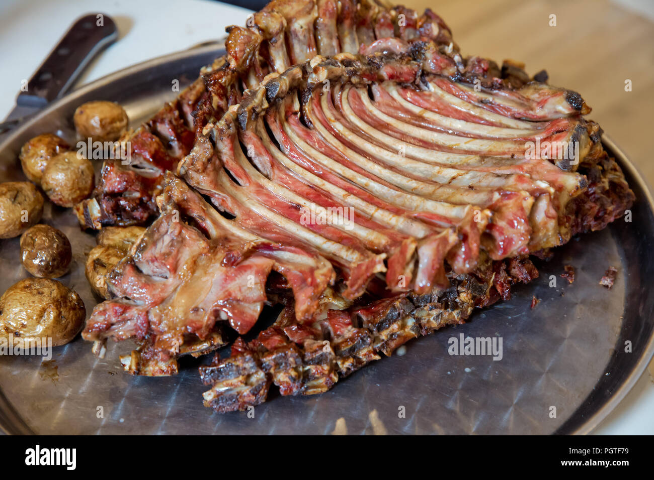 Viande grillée sur un feu ouvert, cuit dans une manière spéciale ...