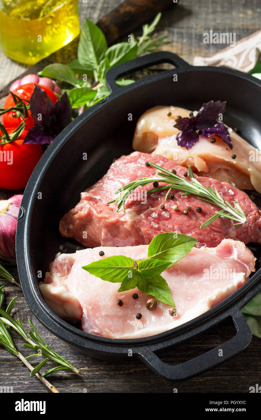 Les viandes fraîches. Différents types de viande de porc cru, filet de ...