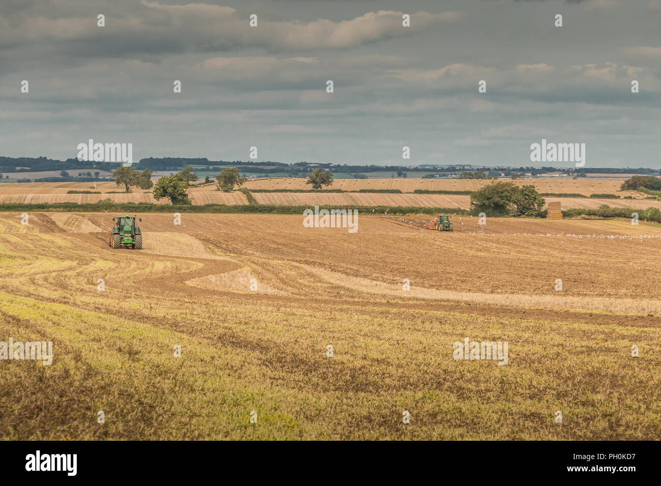 L'agriculture britannique, deux tracteurs John Deere au travail le sous ...