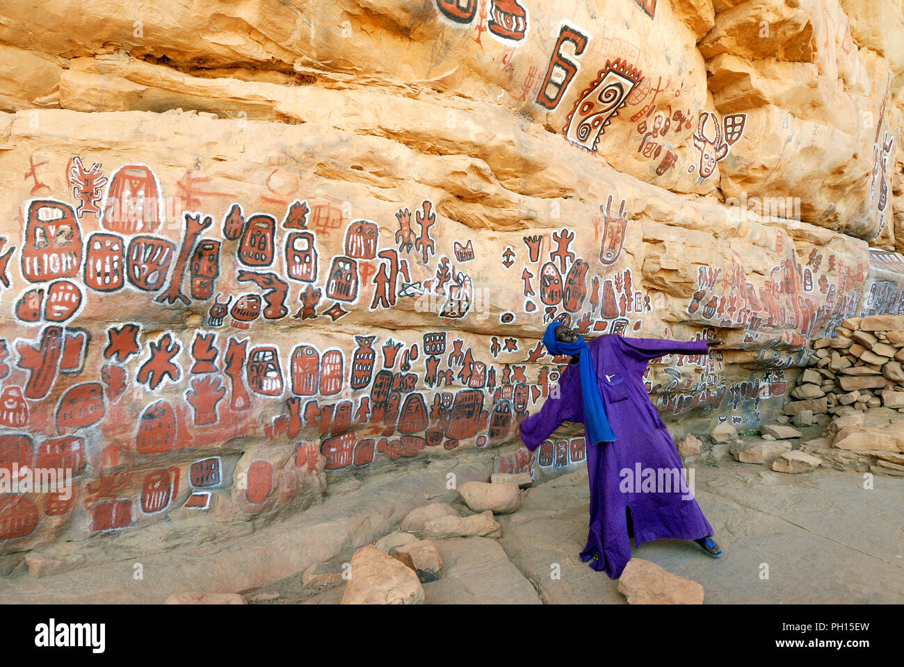 Un mur décoré à la village Dogon de Songho. Symboles magiques passez le ...