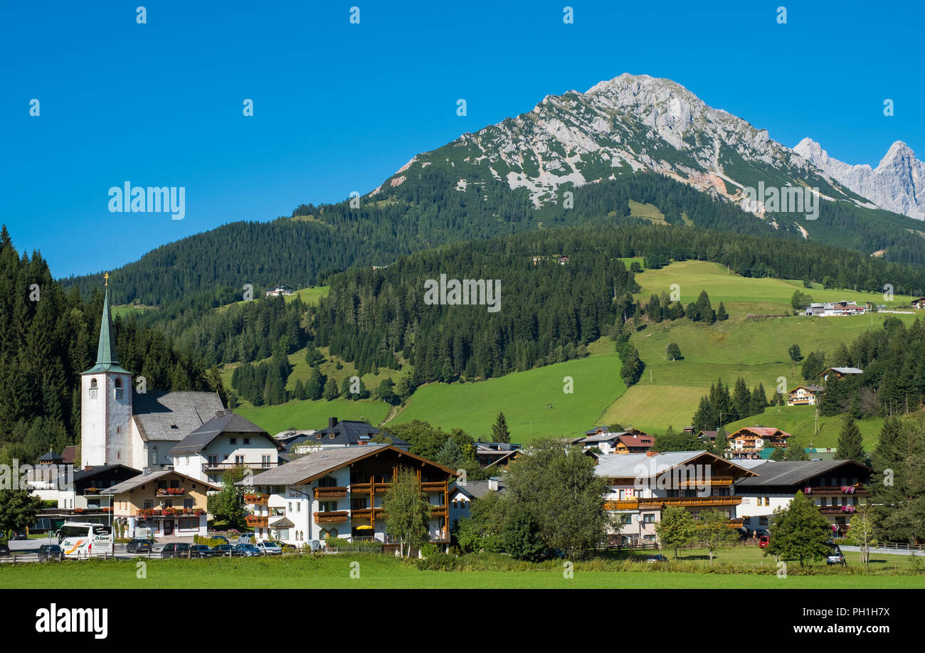 Filzmoos Village avec le Rotelstein et le Dachstein en arrière-plan. L ...