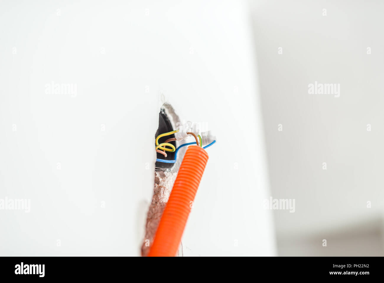 Nouvelle installation de câblage électrique avec fils de raccordement ...