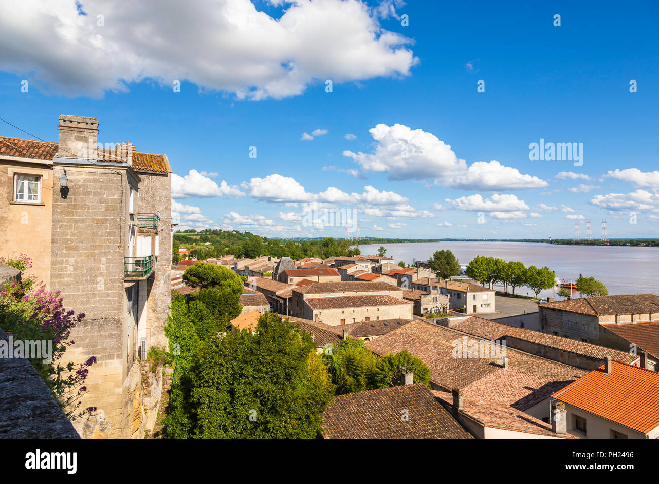 Vue depuis le haut du village de Bourg, Bourg-sur-Gironde, de la ...